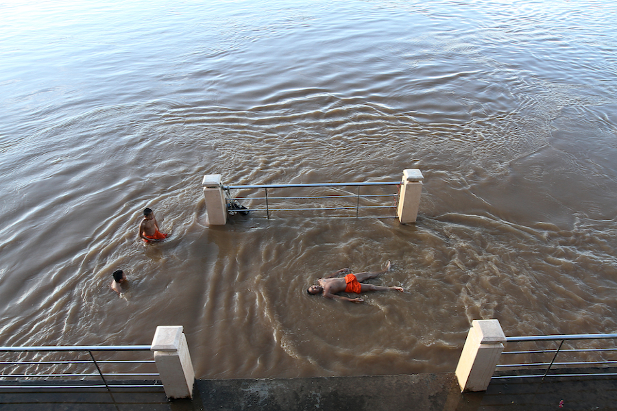Young monks are bathing in the Mekong river at Nong Khai-Thailande/2010 ...